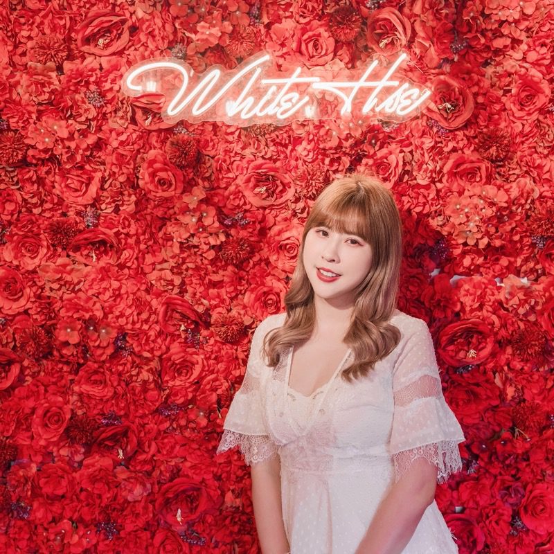 充滿花朵的餐廳，彷彿置身在花園 White Hse : Catty Lin